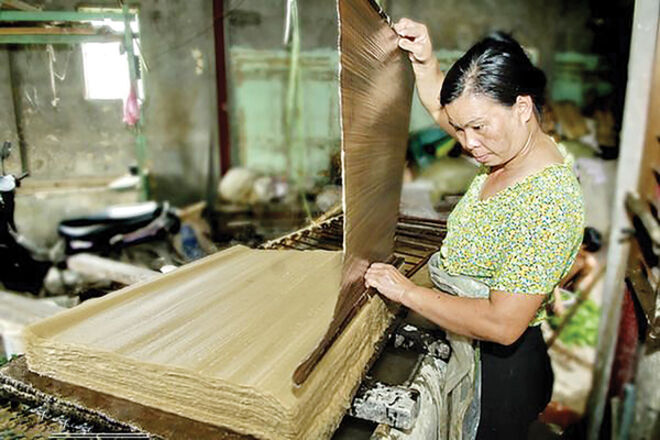 Duong O villagers strive to preserve traditional poonah paper making craft