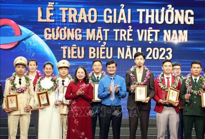 Young people with outstanding achievements honored