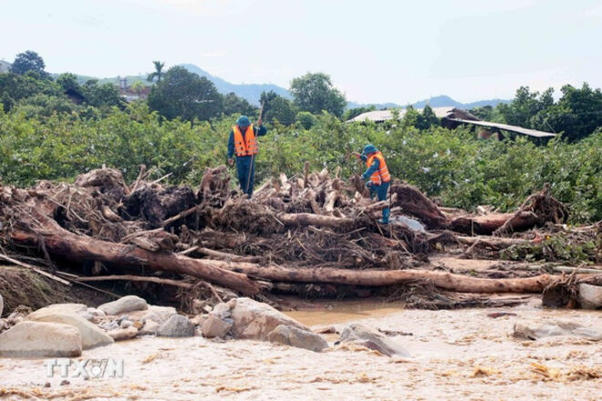 PM requests focused efforts to overcome aftermath of flash floods ...