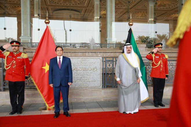 Kuwaiti Prime Minister hosts welcome ceremony for Vietnamese counterpart